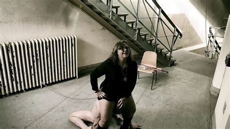 Домина Mistress April учение рабыни в тюрьме камера 45 смотреть