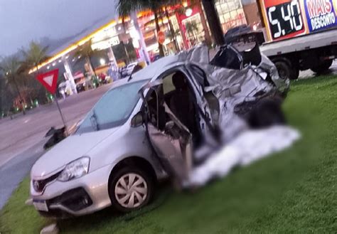 Grave acidente entre carro e caminhão deixa um morto e causa