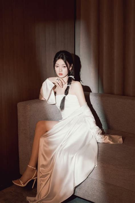 yi94 on Twitter 单依纯 平时的臭脸是在床上迎合金主爸爸之后疲于应付的真实写照臭脸婊在床上求操的反差感令人热血沸腾