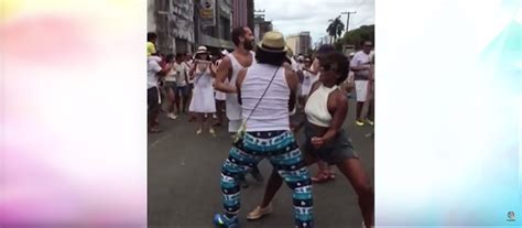 DIABO NO QUADRIL Baianos E Turistas Caem No Samba Durante Lavagem