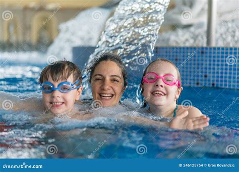 Famille S Amuser Dans La Piscine Photo Stock Image Du Natation Fille