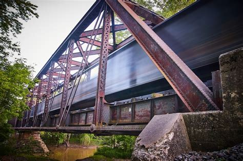 Imagem Da Velha Ponte De Metal Sobre O Rio Um Desfoque De