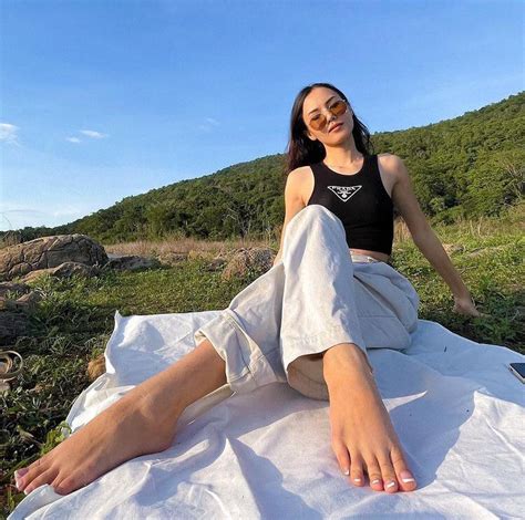 Barefoot Goddess Scrolller