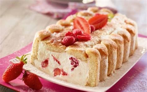Charlotte légère aux fraises et framboises Toutes Recettes