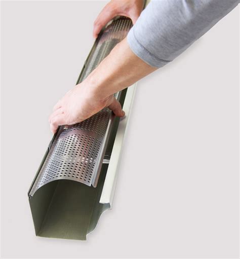 protège gouttières pare feuilles grillage système de protection