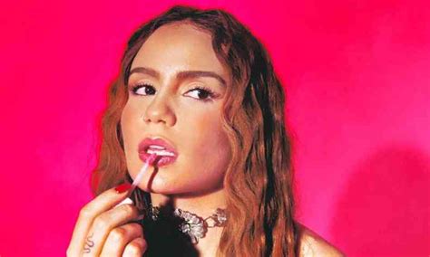 Carol Biazin conta sobre as fases do amor em seu novo álbum REVERSA