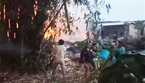NUSABALI Si Jago Merah Ngamuk Gudang Rongsokan Ludes