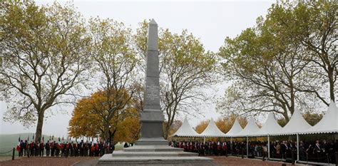 Commémoration du 8 Mai qui se déplace encore aux monuments aux morts