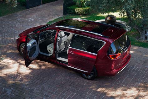Battle Of The Hybrid Minivans Chrysler Pacifica Vs Toyota Sienna