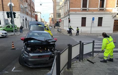 In Auto Con La Figlia Si Schianta Allincrocio E Finisce Contro I