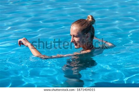 Naked Woman Outdoors Beautiful Young Nude ภาพสตอก 1871404015