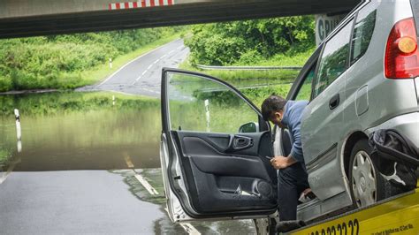 Heftiger Regen setzt Straßen und Keller in Frankfurt unter Wasser