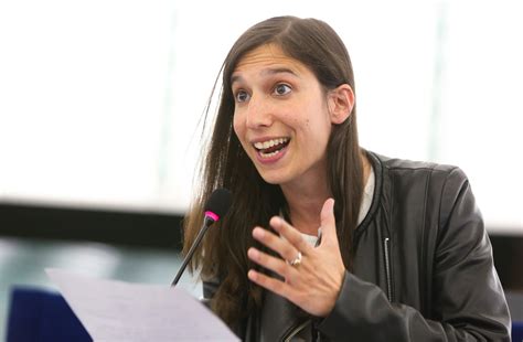 Elly Schlein è la prima donna alla guida del Pd Bisessuale