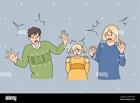 Una familia asustada con un niño se siente aterrorizada por un problema