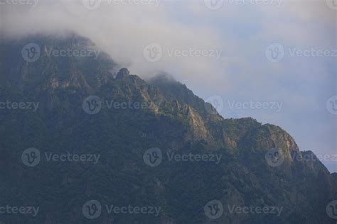 oscuro atmosférico surrealista paisaje con un oscuro rocoso montaña