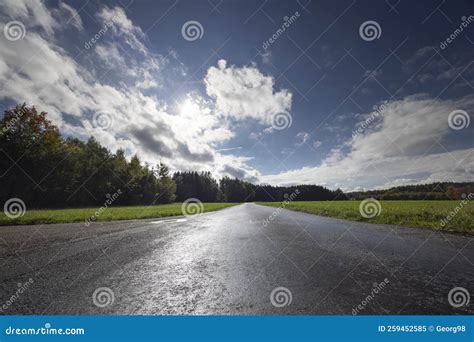 Camino Asfalto En El Campo Con Cielo Y Nubes Asombrosas Imagen De