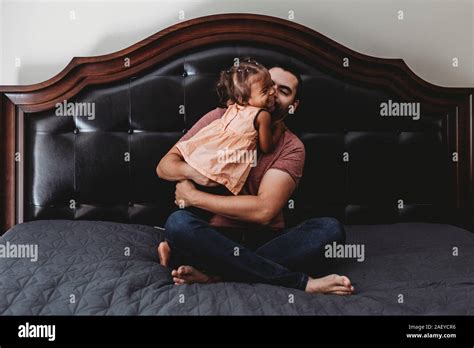 Papa avec sa fille sur les epaule Banque de photographies et dimages à