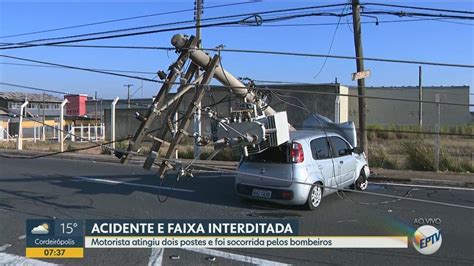 Motorista fica ferida após bater e derrubar poste na Rodovia Heitor