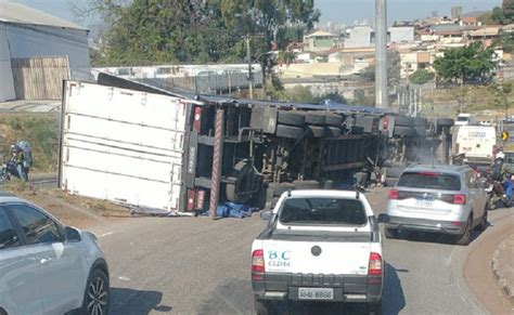 Carreta tomba e deixa trânsito lento no Anel Rodoviário em BH