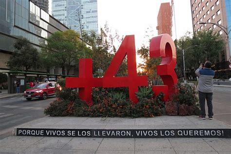 Ayotzinapa grita contra la represión tras diez años de lucha e