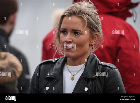 Roxanne petite amie de Mathieu Van Der Poel photographiée pendant la