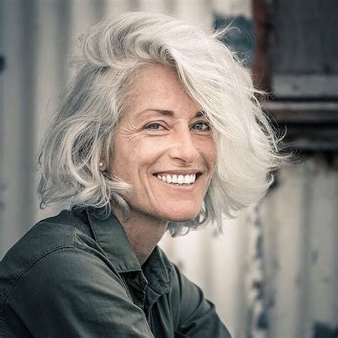 15 inspirations pour porter les cheveux gris avec fierté Châtelaine