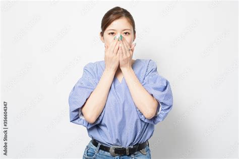 口に手を当てる若い女性 Stock 写真 Adobe Stock