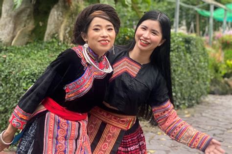 Lào Cai Tái hiện trang phục truyền thống người Mông xưa và nay Cổng
