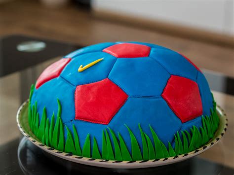 Rezept und Anleitung für eine FC Barcelona Fußballtorte