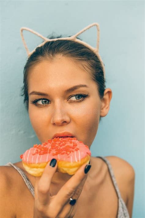 Brunette Lady Eat Sweet Heart Shaped Donut Stock Image Image Of Happiness Attractive 96729047