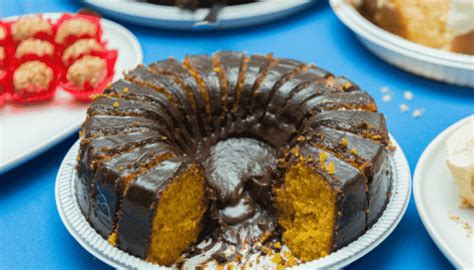 Bolo de cenoura calda de chocolate crocante que vovó aprendeu