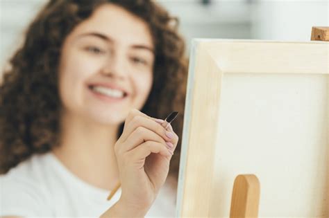 La Linda Mujer Rizada Pintando Un Cuadro En El Caballete Foto Premium