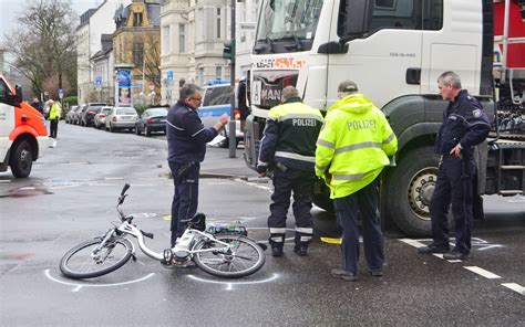 Unfall in Bonn 94 jähriger Radfahrer stirbt nach Kollision mit LKW