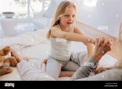 Belle Petite Fille Avec Sa M Re Sur Le Lit Cute Fille Jouer Avec Sa