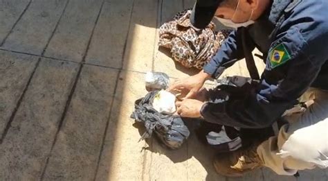 Passageiro de ônibus é preso por transportar combo de drogas em