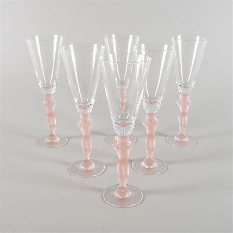 Suite de 6 verres jambe à motif d une cariatide en verre pressé moulé