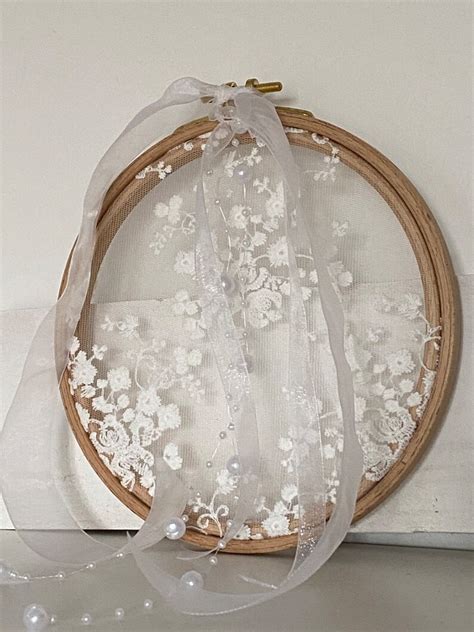 Porte alliance dentelle blanche sur tulle tambour à broder en bois