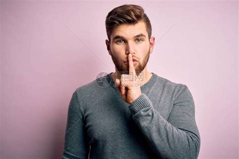 长着胡子和蓝眼睛的金发年轻男子穿着毛衣高清图片下载 正版图片503841097 摄图网