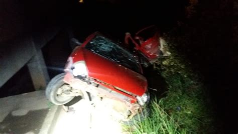 Homem morre e 3 pessoas ficam feridas após carro capotar na BR 376 em