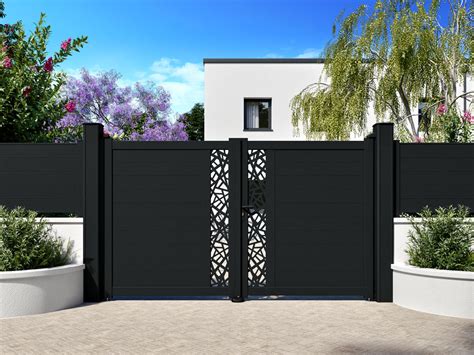 Le portail battant en aluminium avec décor base Credo par Céklo