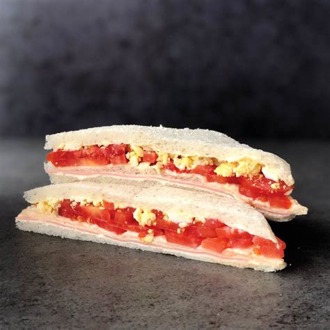 Sándwich de miga Triple Jamón tomates y huevos Ramallo Club