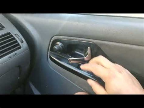 Cómo desmontar el panel de puerta del Seat Córdoba