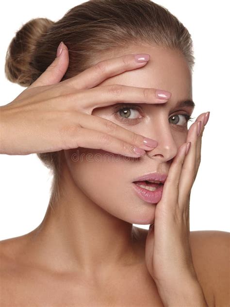 Portrait D Une Fille Avec La Peau Rougeoyante Pure Et Saine Sans