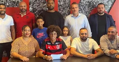 Ryan Roberto Promessa Do Sub 17 Do Flamengo Assina Contrato