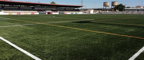 El campo municipal de fútbol de Utiel estrena césped artific