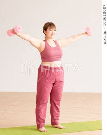 トレーニングをするぽっちゃり体型の若い女性 プラスサイズモデル イメージの写真素材 103618087 PIXTA