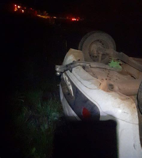 Motorista morre após carro capotar e cair em ribanceira de cerca de 15