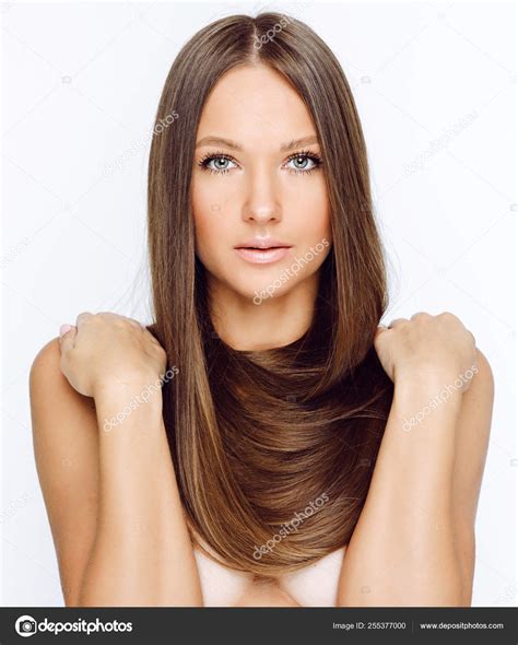 Retrato Mujer Desnuda Con Pelo Largo Mirando Cámara Aislada Sobre