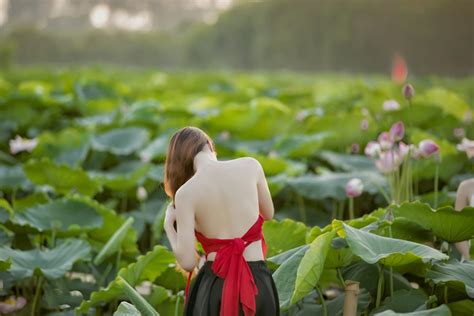 Gái trẻ buông lơi dây yếm lả lướt khoe sắc cùng sen Báo Dân trí