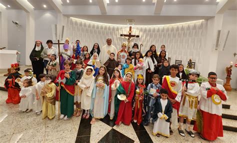 Crian As Se Vestem De Santos Para Celebrar A Solenidade De Todos Os